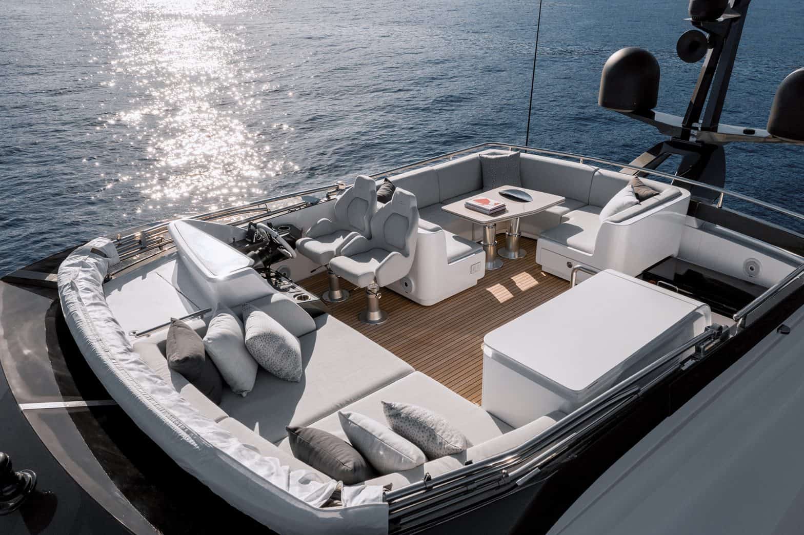 Azimut S8 yacht - 80 foot yacht, classy yacht | Azimut Yachts